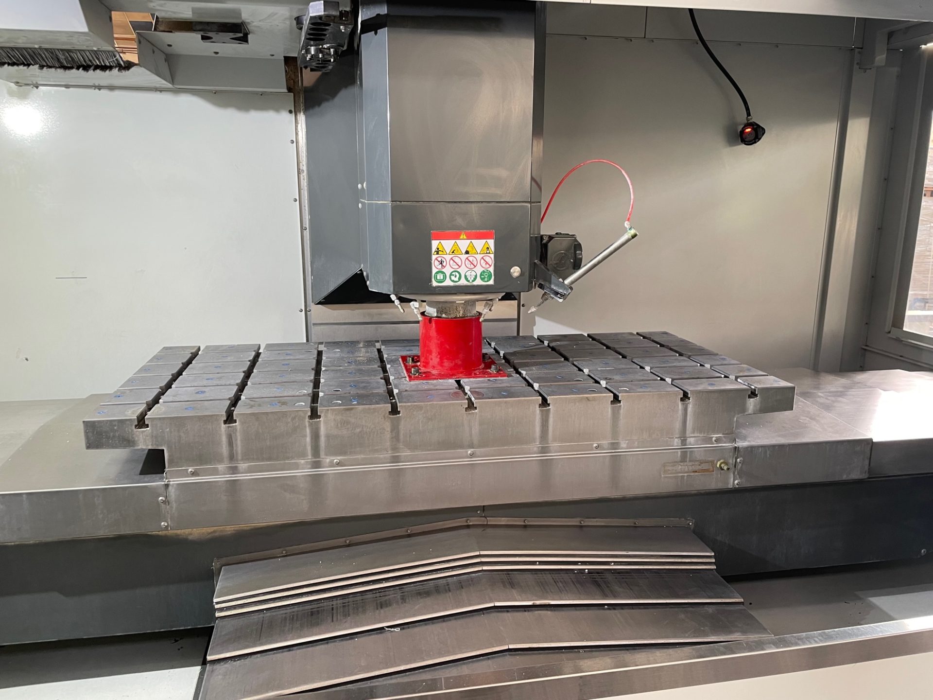 3 axis Vertical Machining Center HAAS VM 6 - Axel Machines